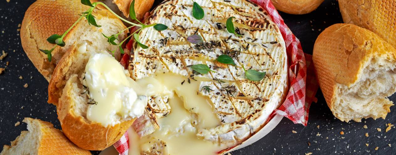 Baked camembert with garlic bread